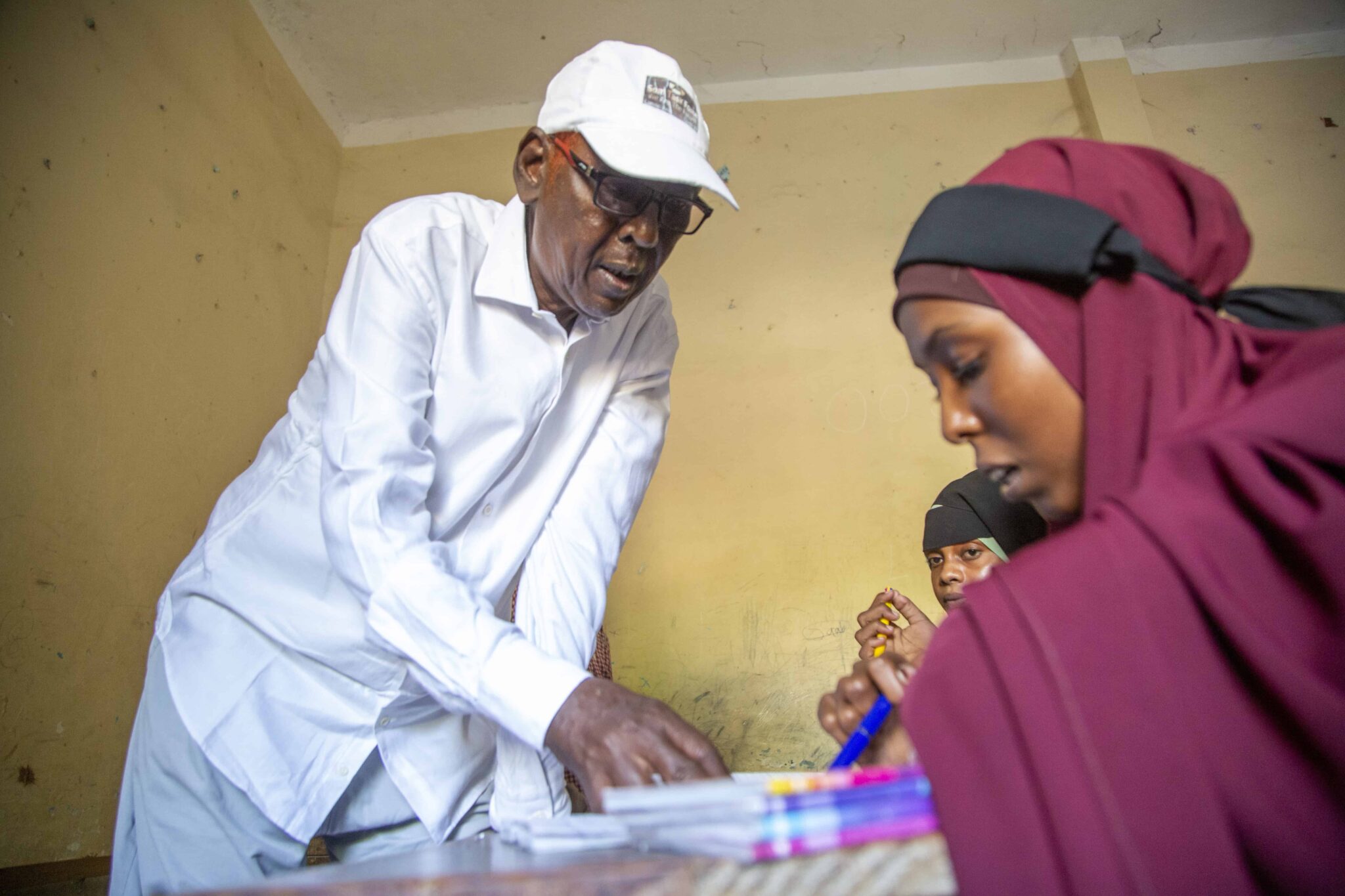 A veteran teacher in Somalia learns new ways to support young readers ...